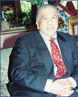 Panameño busca cura del SIDA * Dr. Adán Ríos.