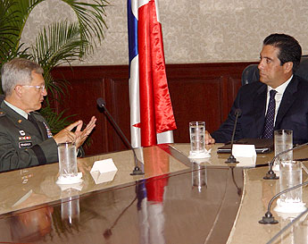 Jefe del Comando Sur habla con Martín * Bantz Craddock.